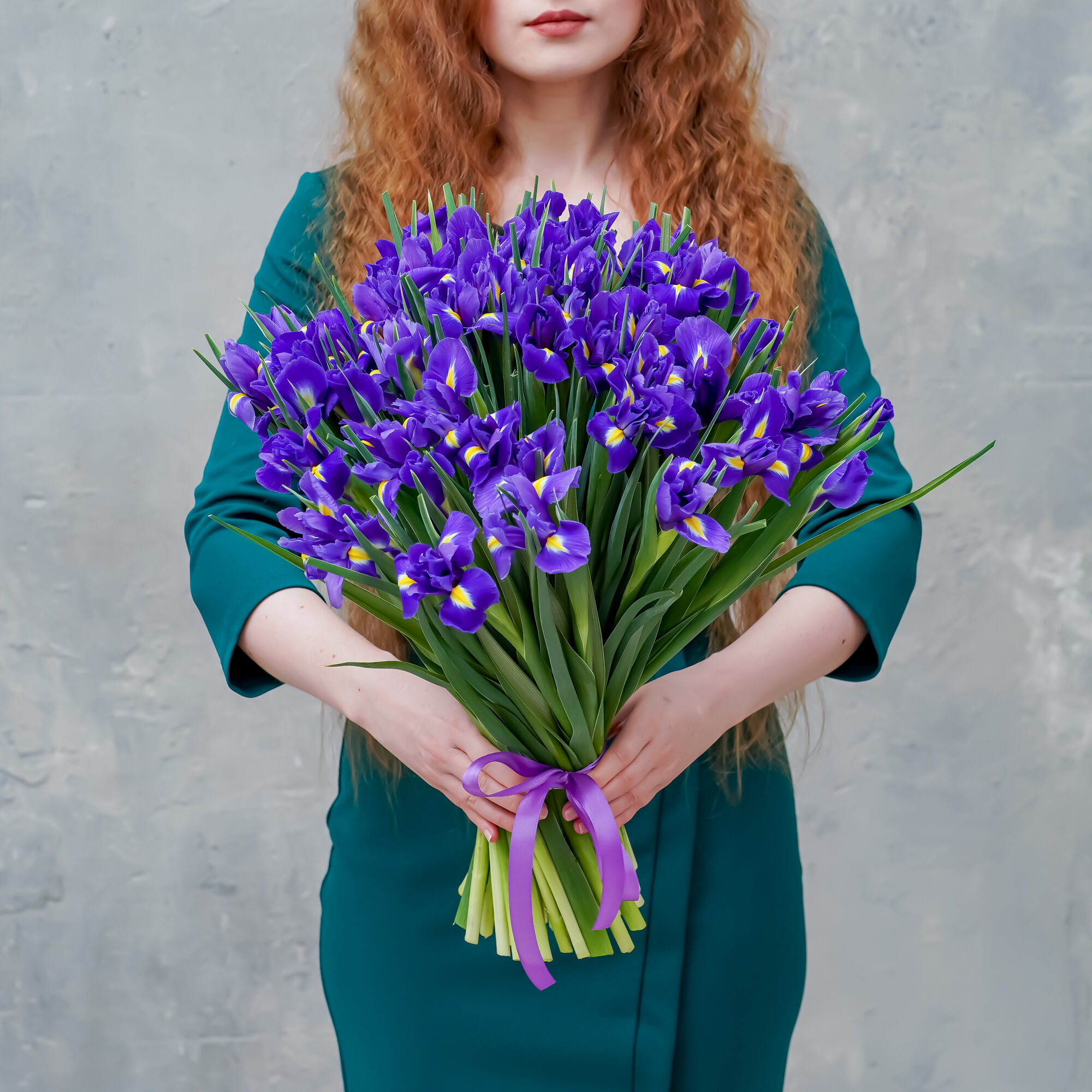 Букет живых цветов Flor-Pro Flowers из 25 синих ирисов с атласной лентой — фото 1