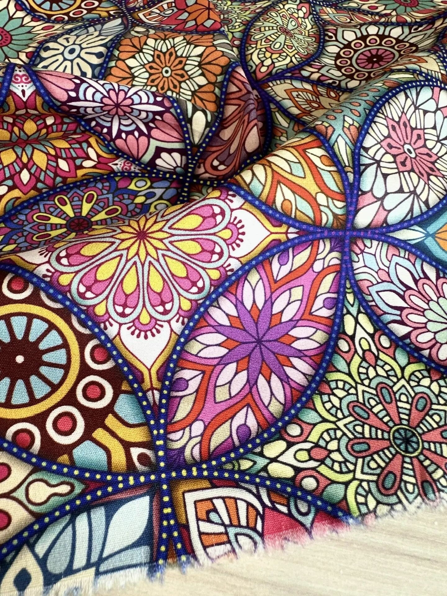 1 м. Плательный хлопок ткань для шитья. Разноцветный ралейдоскоп. Ширина 145 см, плотность 120 г/кв. м.