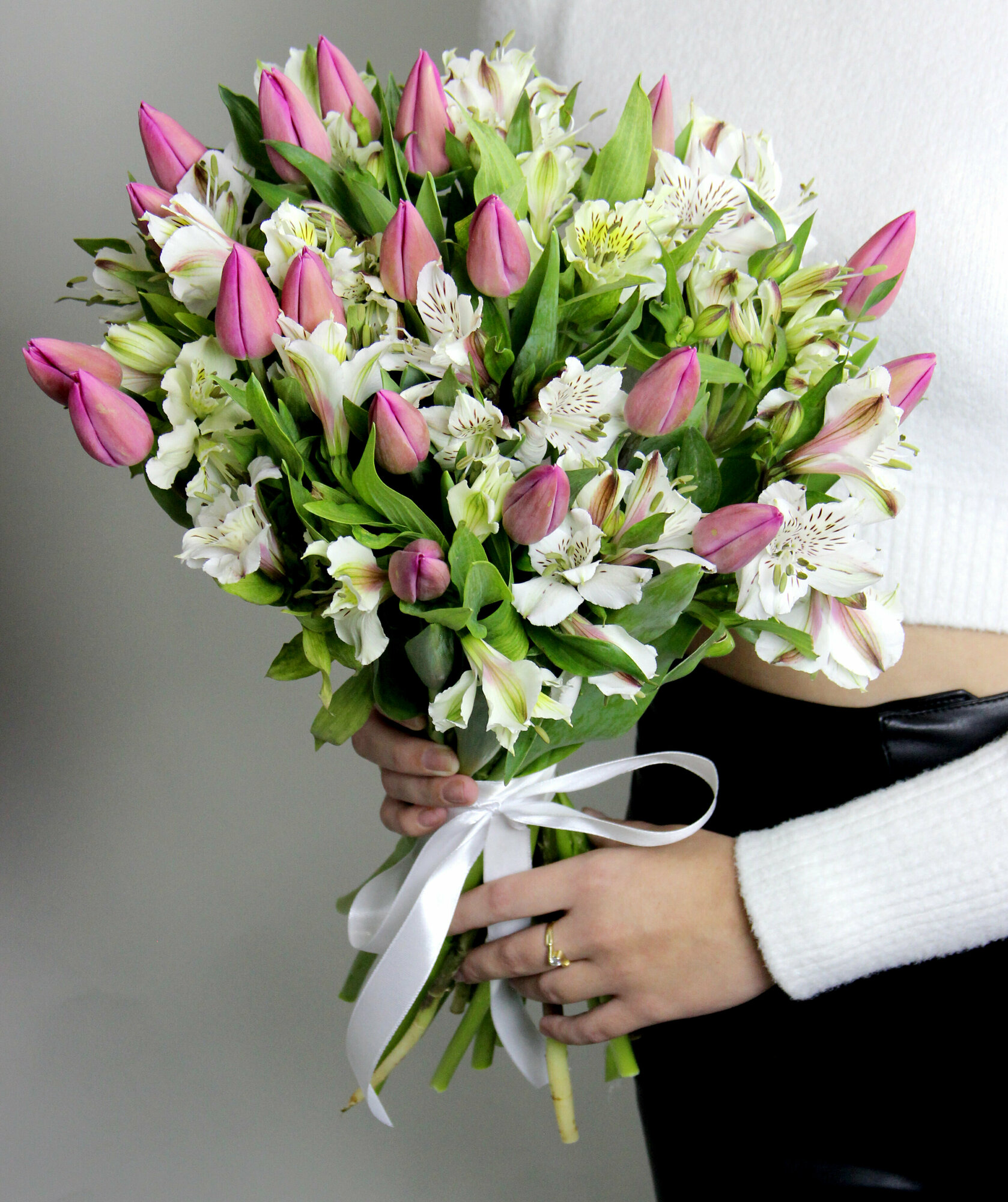 Букет КэттиГарден "RF Снегопад", альстромерия белая 15 шт. и тюльпаны розовые 19 шт, 52 см Записка в подарок