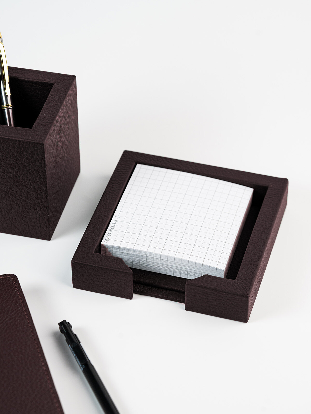 Кожаный лоток для бумажек и стикеров на рабочий стол с деревянной основой Ansty Bourbon by J. Audmorr, бордовый