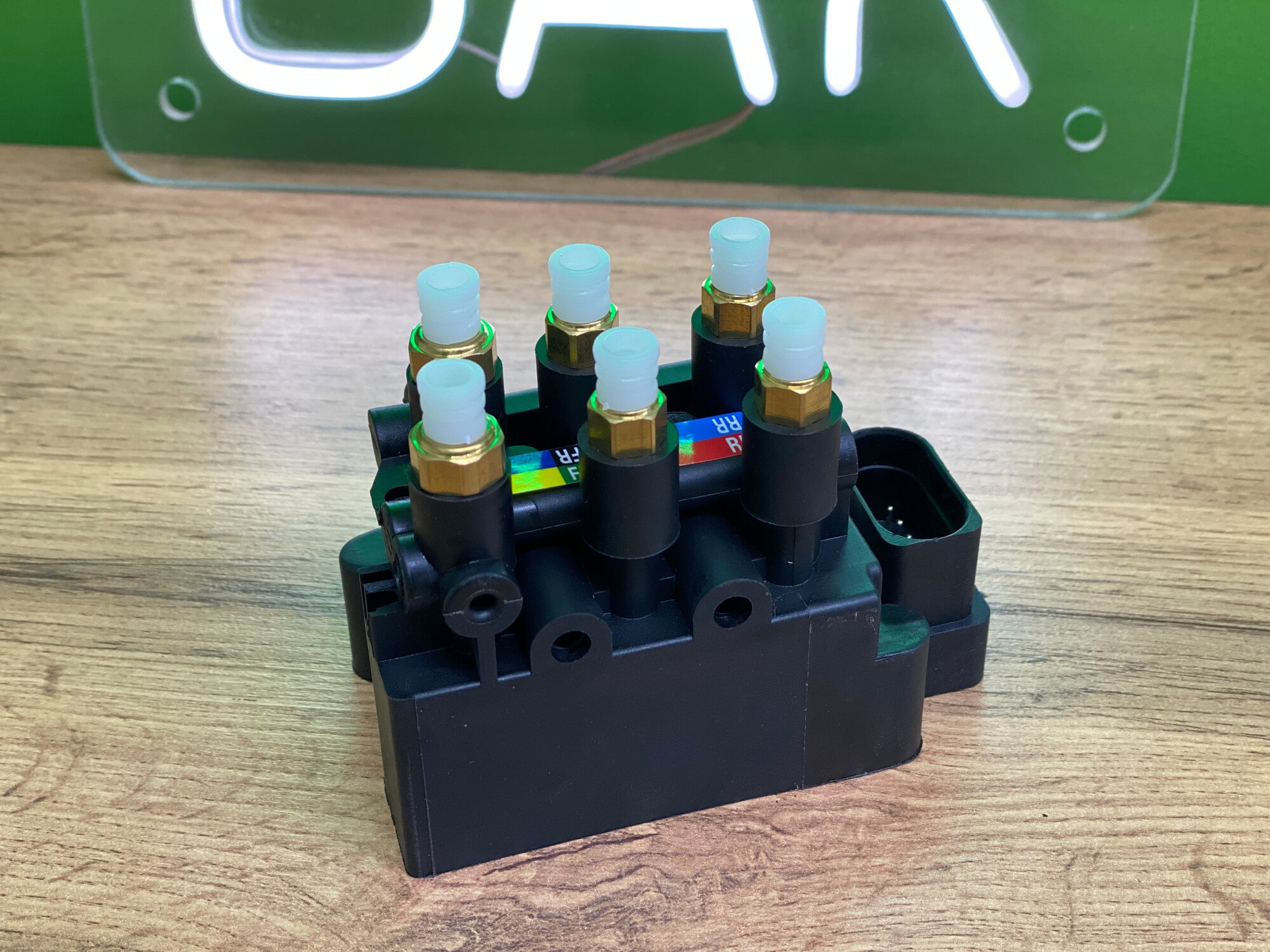 Блок клапанов пневмоподвески Audi A8 D5 новый, в упаковке 20bar