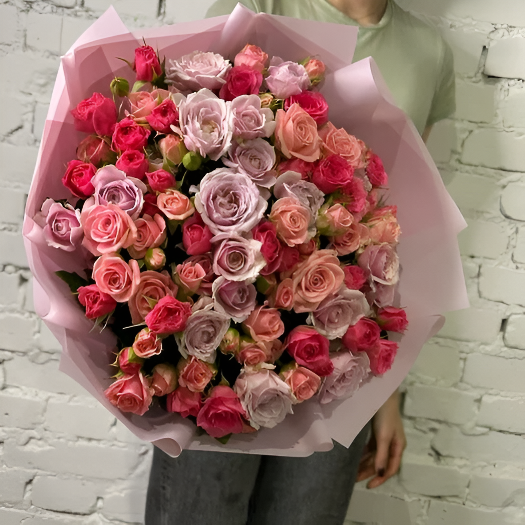 Букет живых цветов из 31 кустовых роз в дизайнерской упаковке