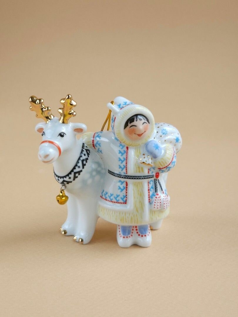 Ёлочная игрушка "Мальчик с оленем". Ярославская майолика. Керамика ручной работы. Сделано в России.