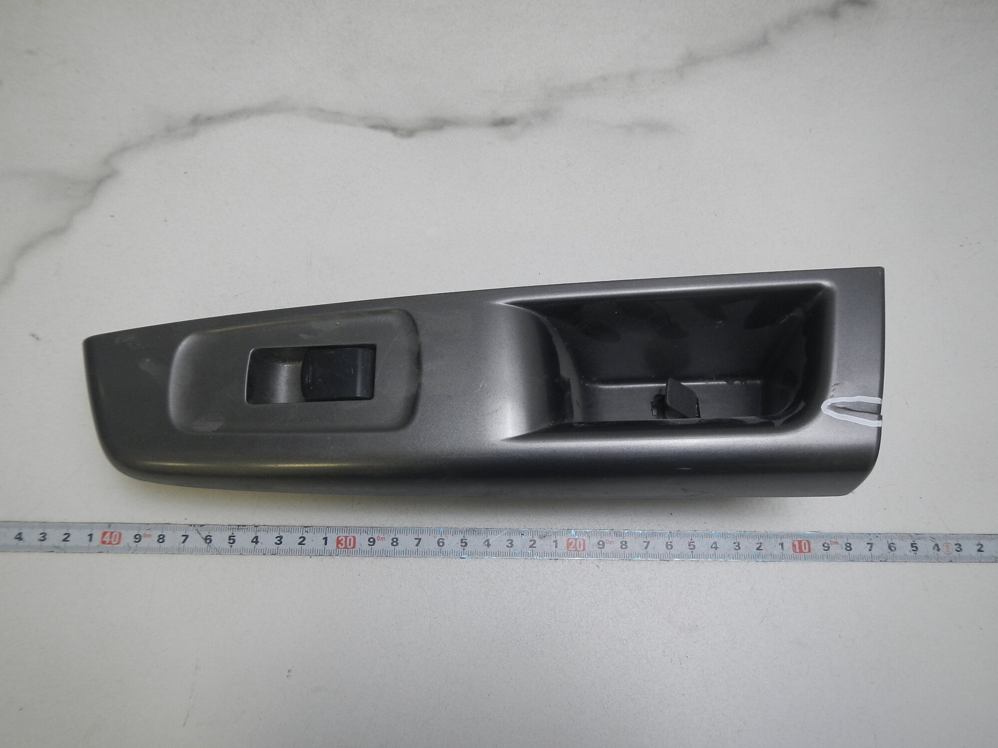 Б/У Кнопка стеклоподъемника, Subaru (Субару)-FORESTER (S12) (08-) SUBARU FORESTER (S12) (08-) задняя правая Трещина, цара...