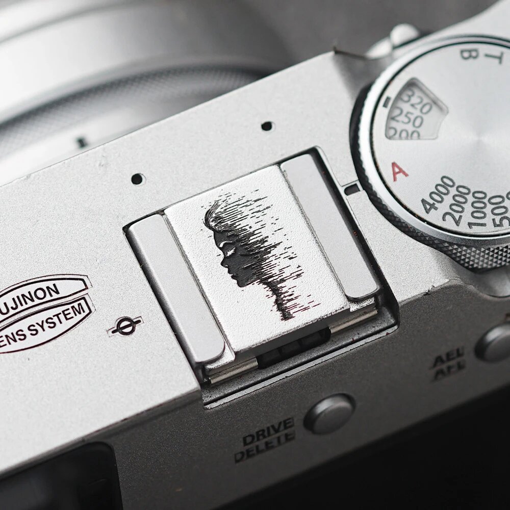 Fujifilm XF10 – компактная камера с серебристым корпусом