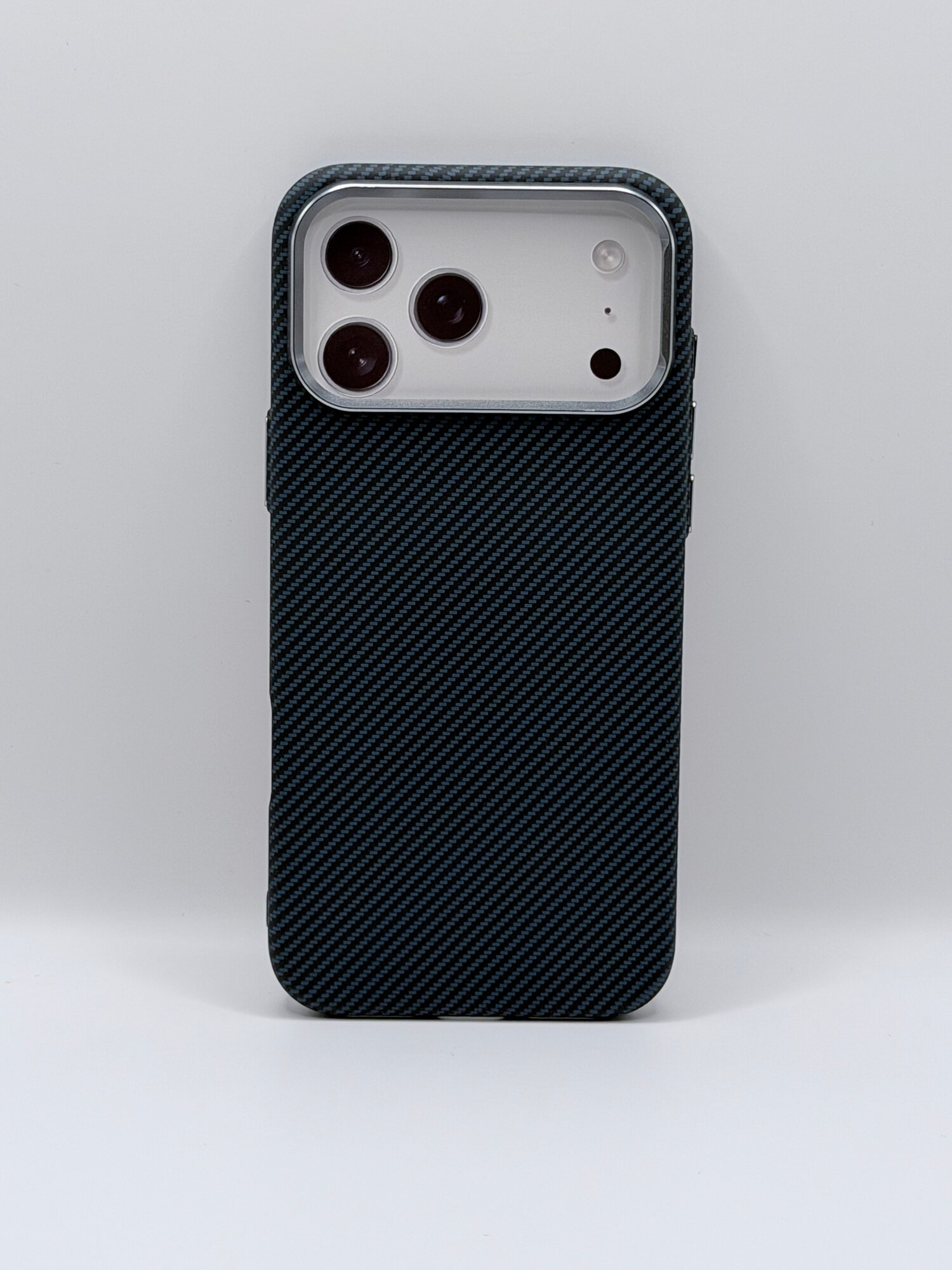 Чехол на Айфон 17 Pro Max, ударопрочный, с текстурой углеводородного волокна, с поддержкой беспроводной зарядки