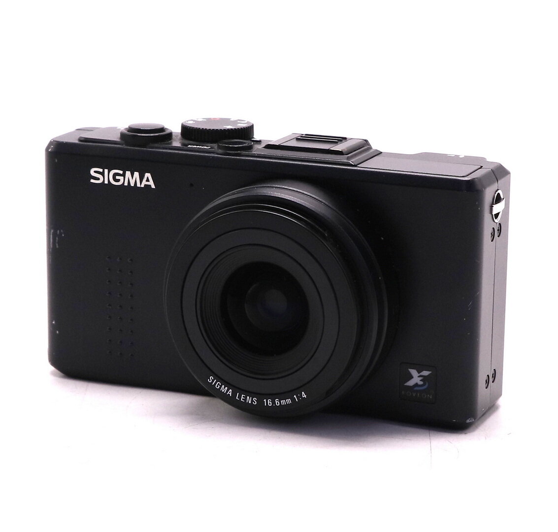 Компактная камера Sigma DP1 с объективом 28мм