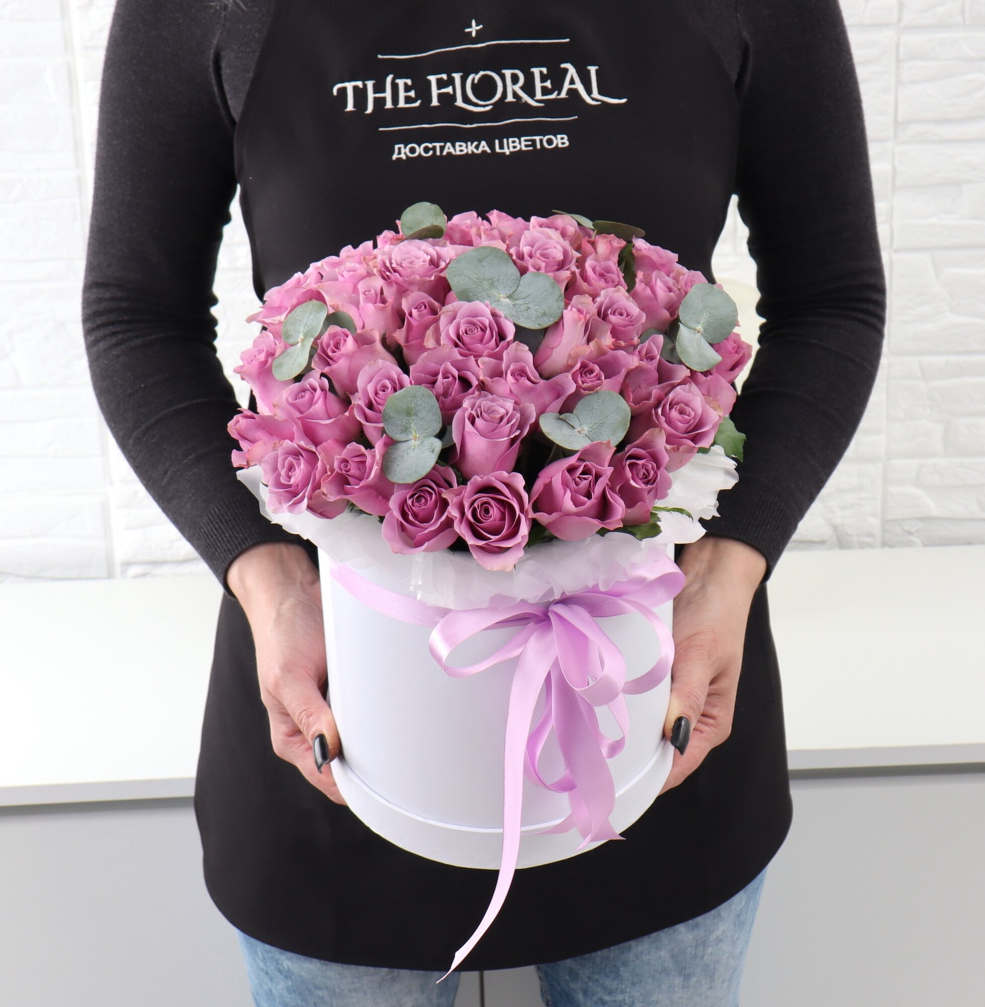 Монобукет THE FLOREAL шляпная коробка, сиреневая роза 35 штук, с эвкалиптом высота 35 см.