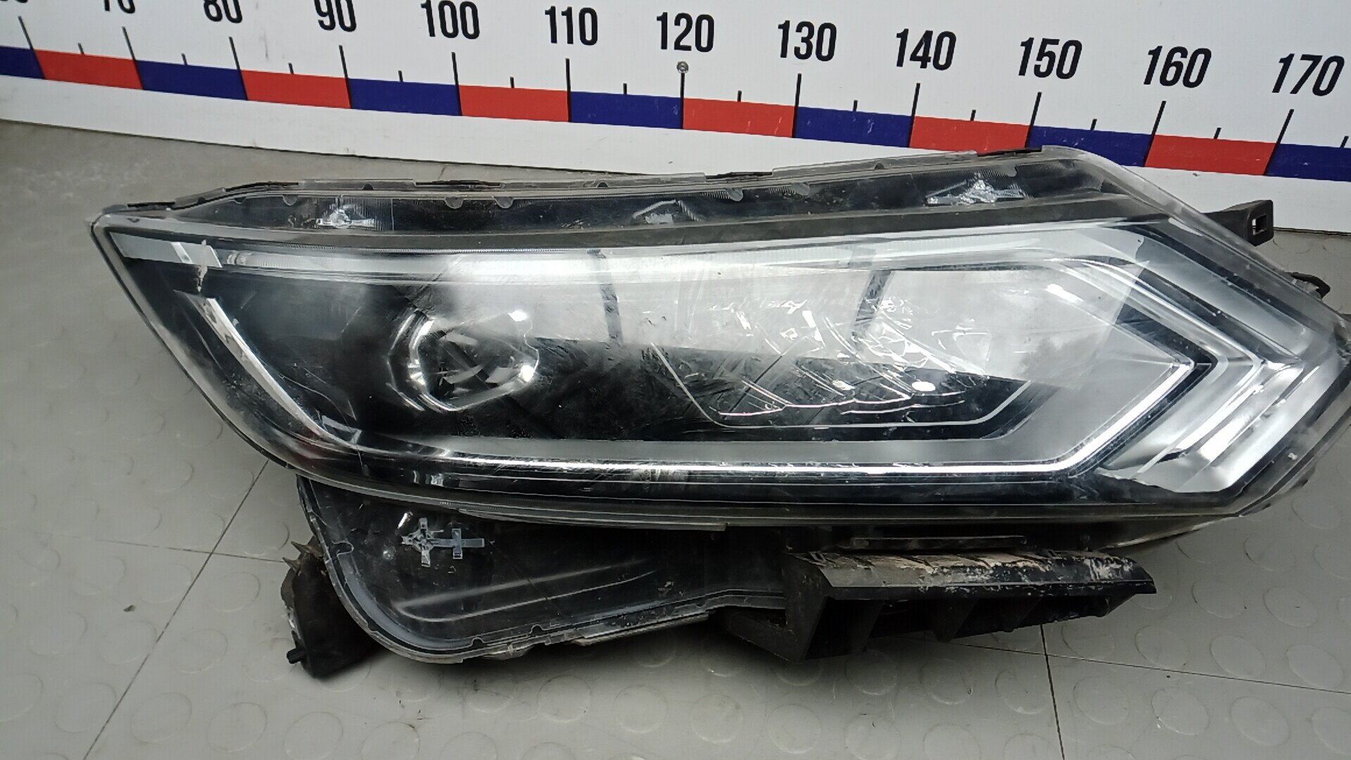 Фара правая NISSAN QASHQAI J11