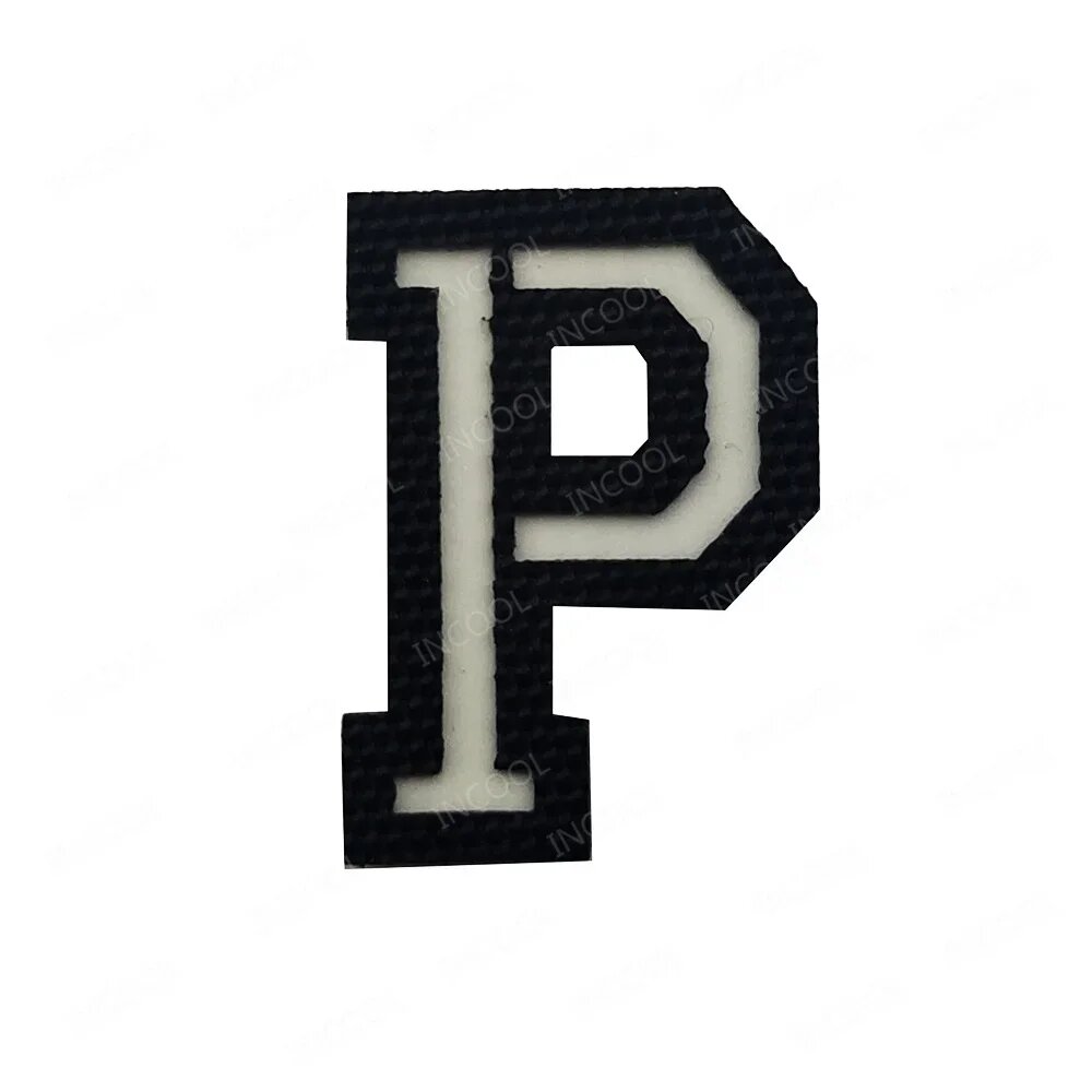 Черная нашивка с буквой P
