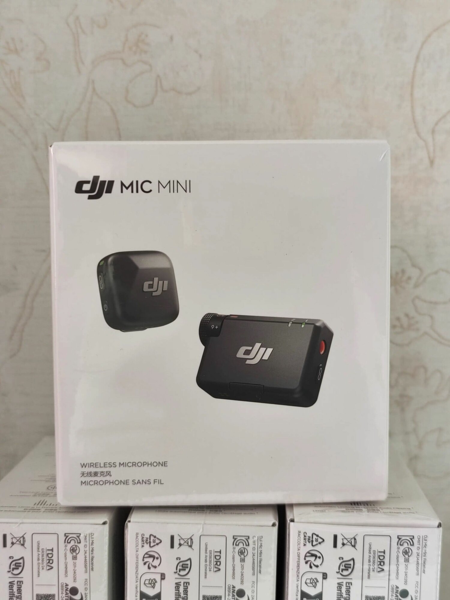 DJI Микрофон универсальный DJI Mic Mini (1 TX + 1 RX), сверхлегкий, с шумоподавлением, подходит для камер/iPhone/Android, видеоблог, передача на 400 метров, новый продукт в 2024 году, черный