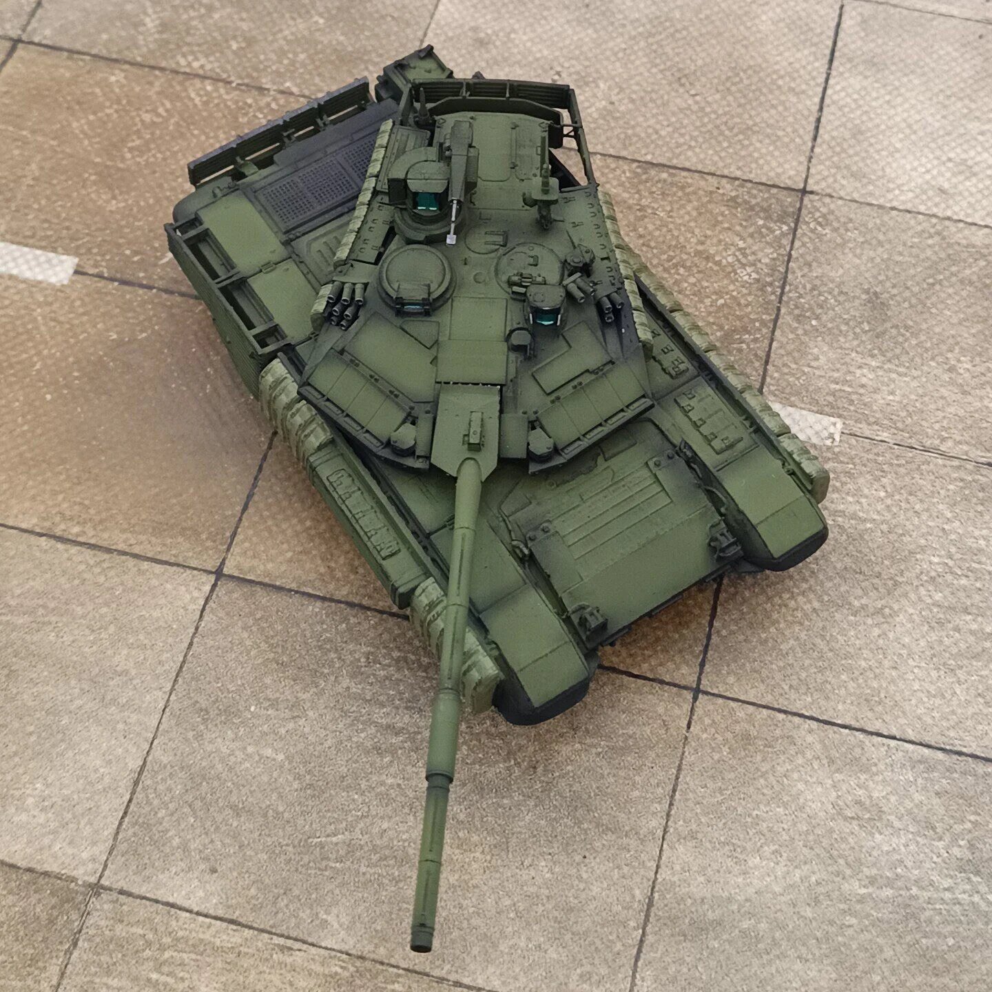 Модель танка Т-90М из пластика 1/72, ручная роспись