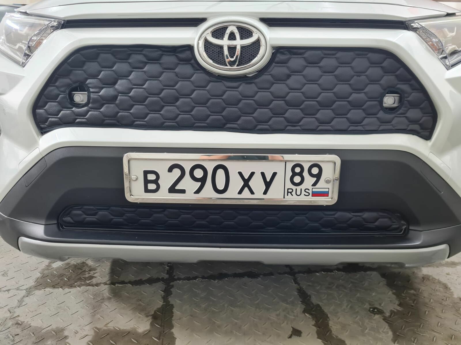 Утеплитель радиатора для Toyota RAV4(Тойота Рав 4) 2018-2023 Парктроники +камера Комплект Установка на крючки