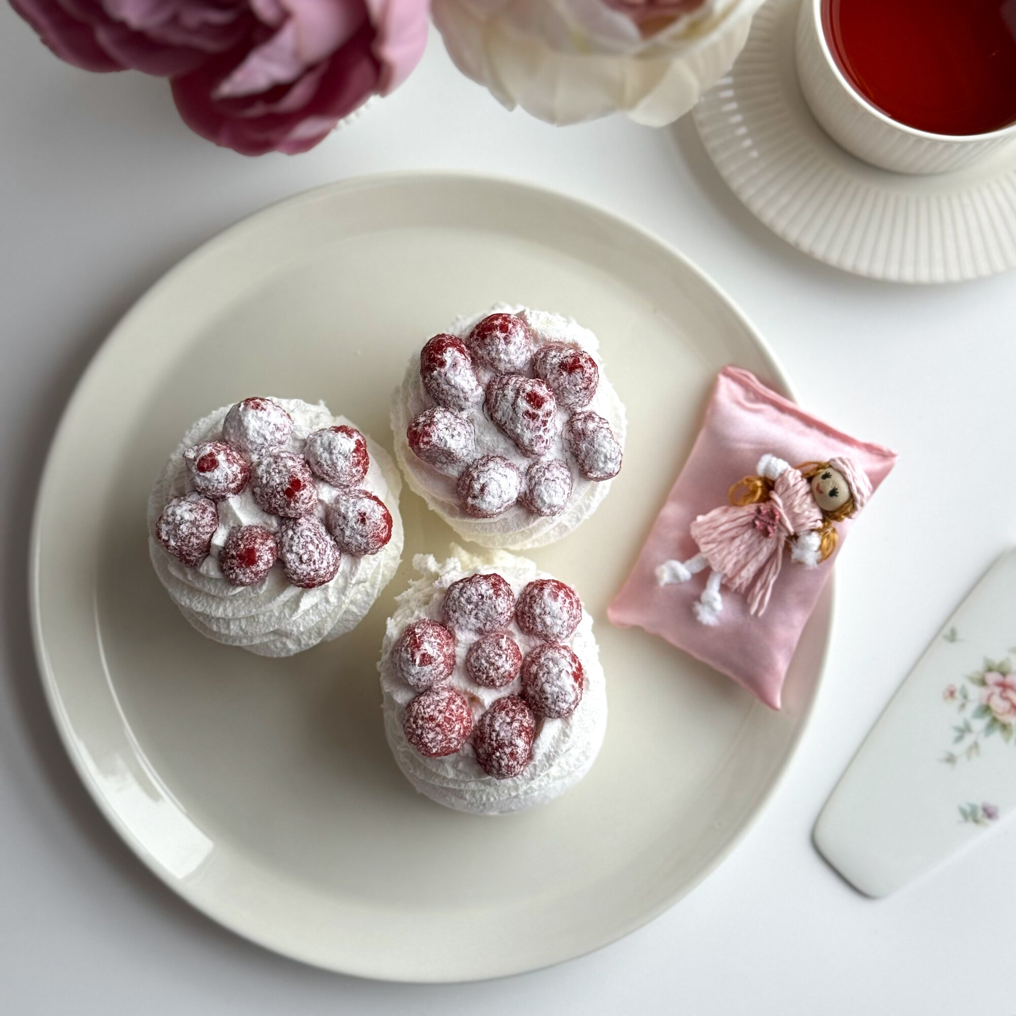 Пирожное Dessert Fantasy "Анна Павлова", безе, миндаль, вишня, малина, 12 шт. по 80 г. (960 г.)
