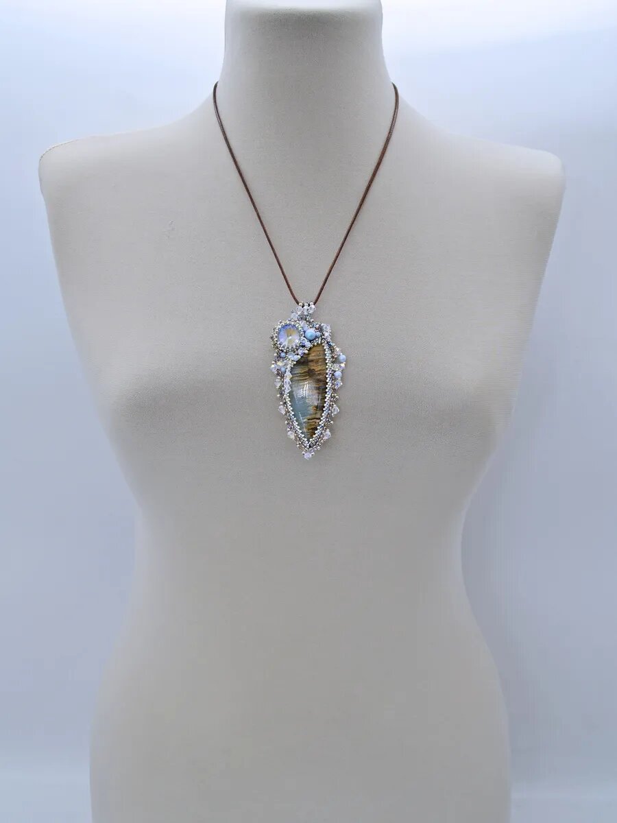 Колье, кристаллы Swarovski, оникс