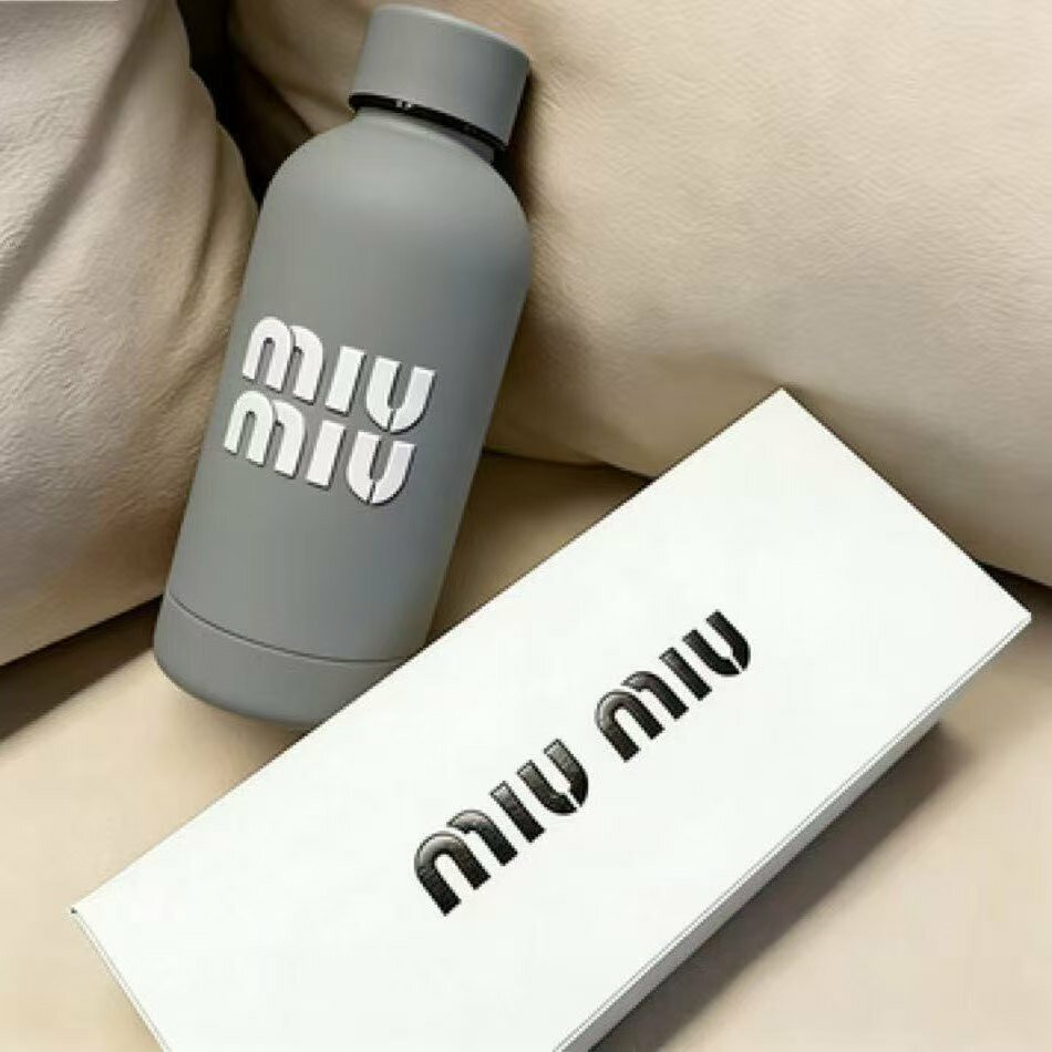 Стильная термобутылка для воды Miu, с вакуумной изоляцией, доступна в различных мягких и ярких цветах.