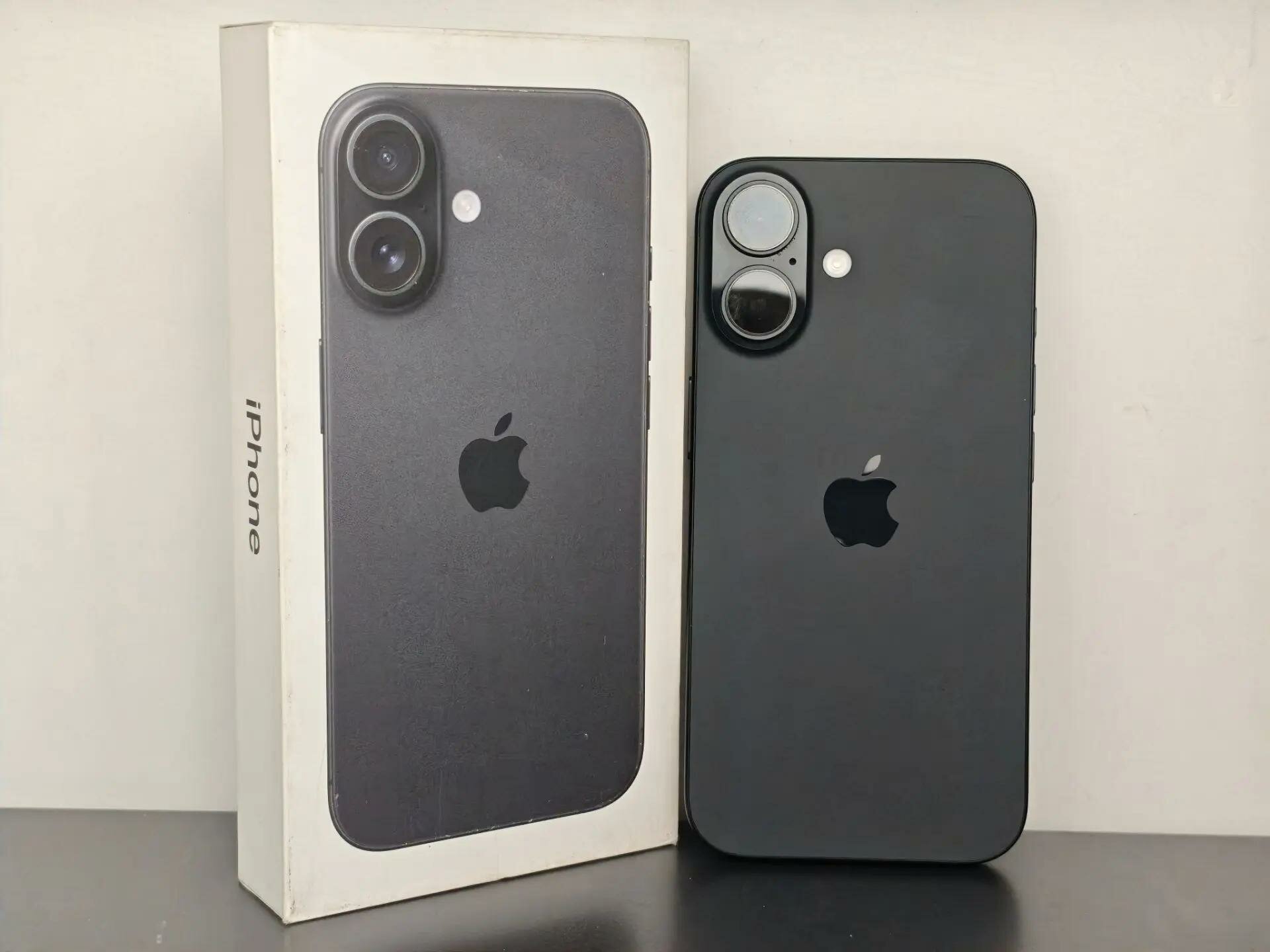 APPLE iPhone 16 8 Гб Black 6.1", 2556x1179, OLED, A18, 8/128 Гб, iOS, 3561 мАч, черный — фото 1