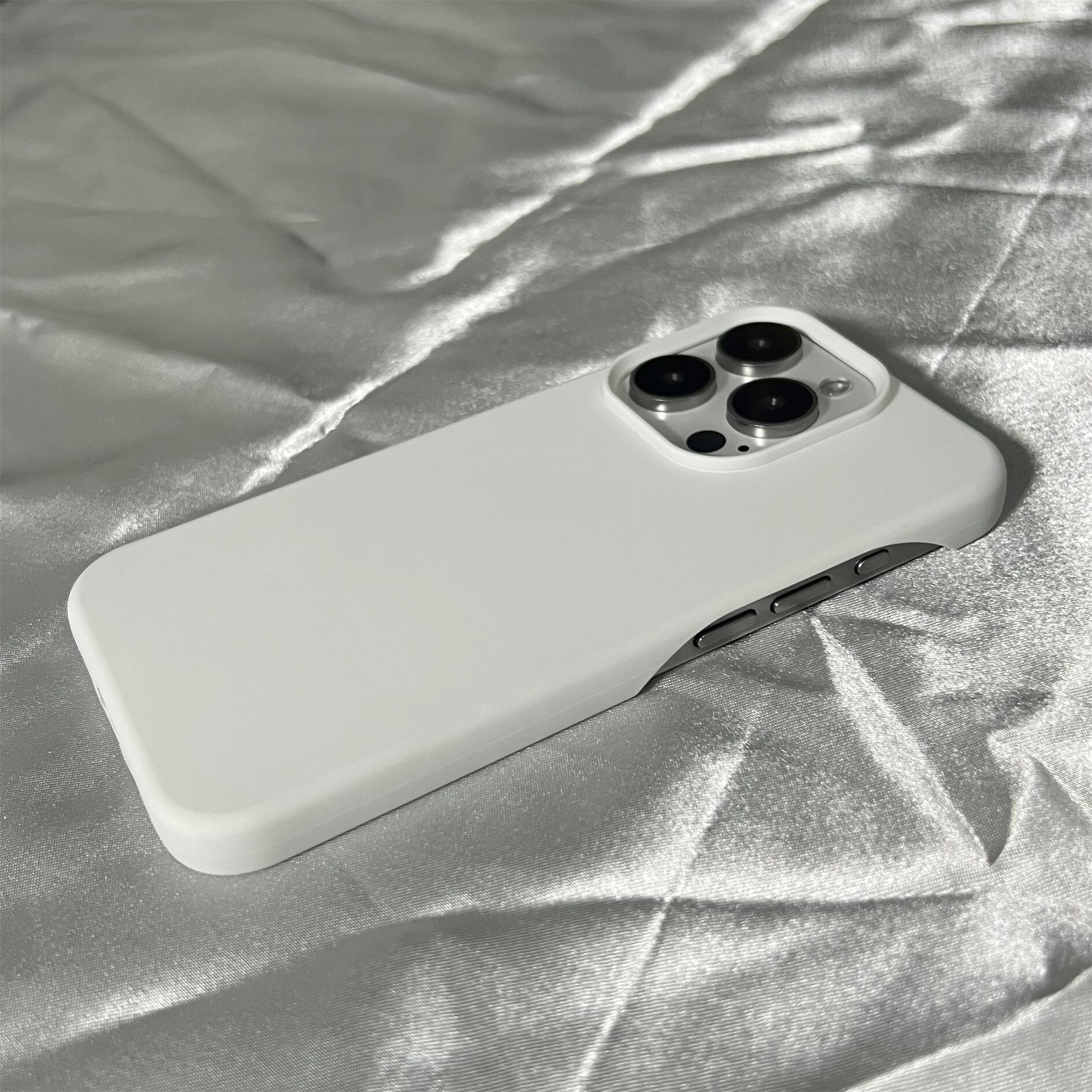 Чехол для iPhone XR из матового мягкого силикона в белом цвете - защита от отпечатков