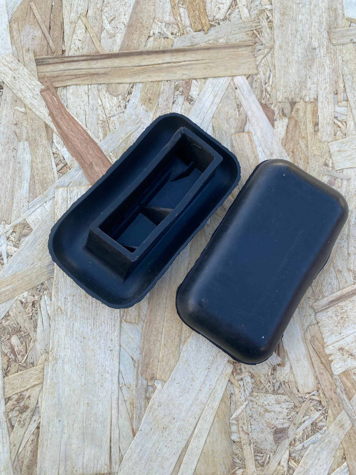 Уплотнитель (пыльник) кронштейна бампера переднего, комплект 2 штуки (левый / правый) для ВАЗ 2103, 2106