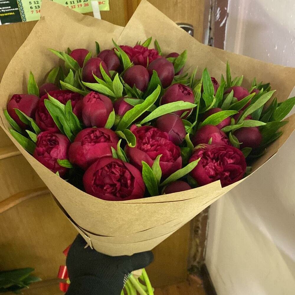 Букет 35 красных пионов в красивой упаковке. Букеты Well-flowers