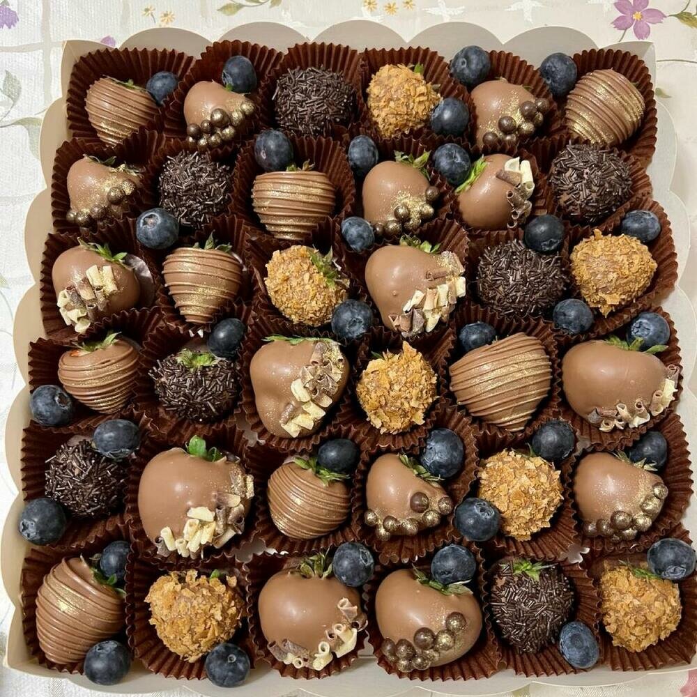 Набор клубничный Callebaut, клубника в шоколаде, с голубикой, в подарочной упаковке.