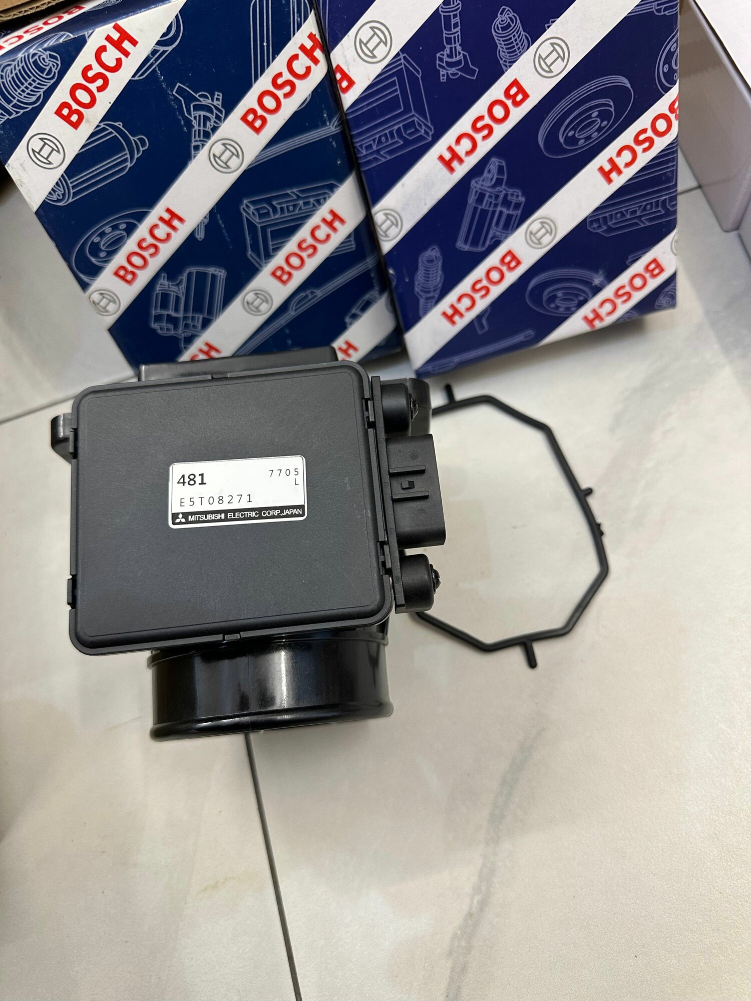 Датчик расхода воздуха Mitsubishi Md336481
