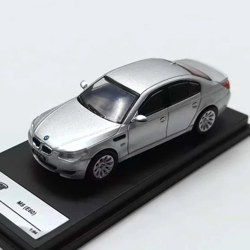 Модель автомобиля BMW M5 (E60) 1:64 MASSDI — фото 1