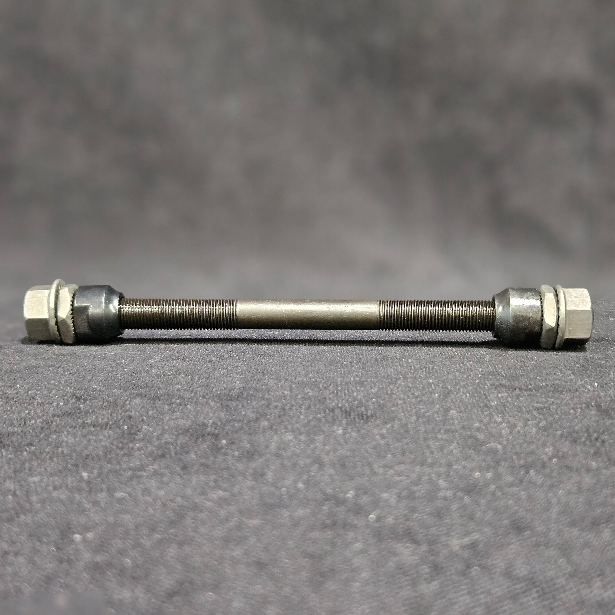 Ось kenli KL-901R, для заднего колеса под гайки, 3/8" дюйма, 165 (130) мм