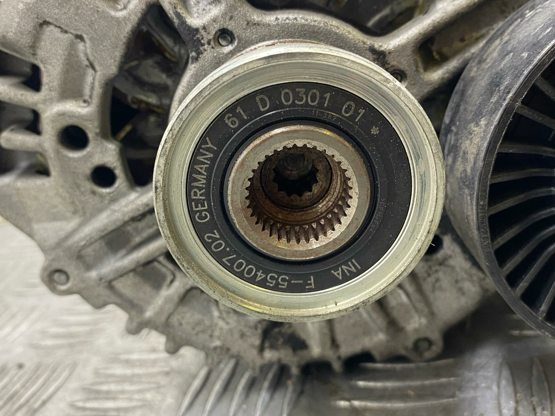 Генератор для BMW 3 E90/E91/E92/E93 2.0 OEM 7550469 — фото 1