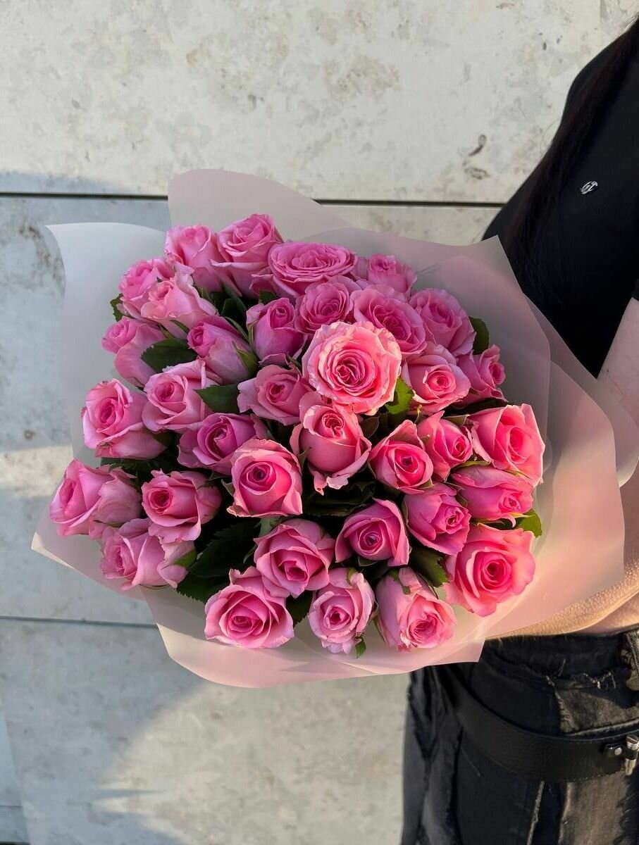 Букет живых цветов / Монобукет / 35 Роз / Цвет розовый / Дизайнерская упаковка