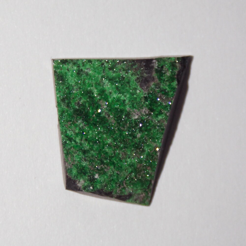 Уваровит кабошон, натуральный камень, 16х15х3 мм, Урал (Сараны), «True Stones»