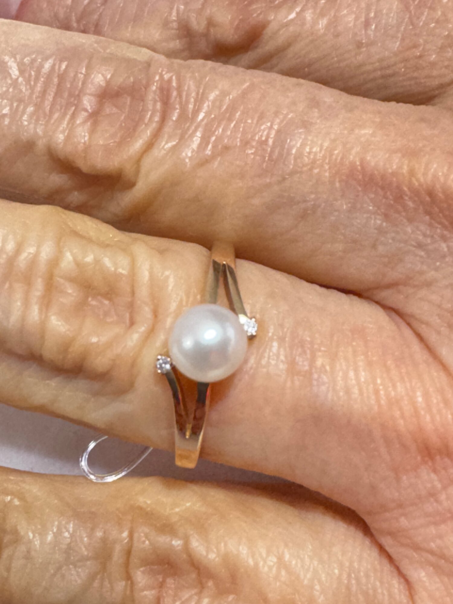 Кольцо на фалангу Diamant, красное золото, 585 проба, фианит, жемчуг культивированный, размер 18.5, ширина 2 мм, белый, бесцветный — фото 1