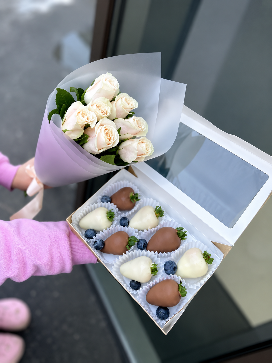 Композиция "Новая Букетная Нежность Sweet Berry" букет из 7 бежевых роз и набор клубники в шоколаде