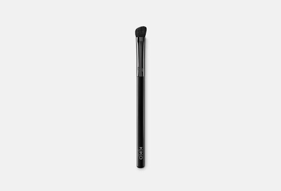 KIKO Milano EYES 59 SLANTED BLENDING BRUSH Кисть со скошенным краем для области вокруг глаз 1 шт
