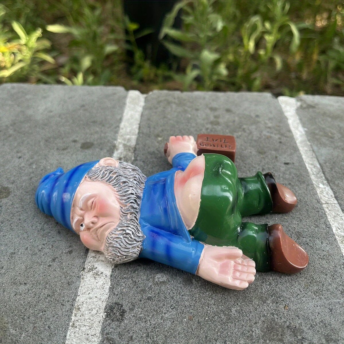 Садовая статуя пьяного гнома из смолы Drunk-blue