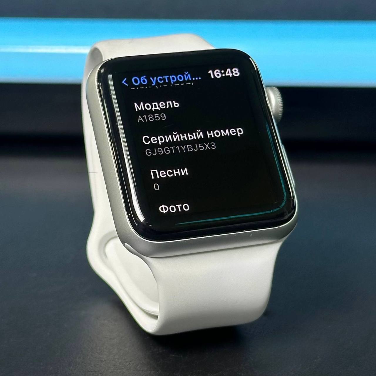 Умные часы Apple Watch 3 42 мм, алюминий, белые, силиконовый белый ремешок