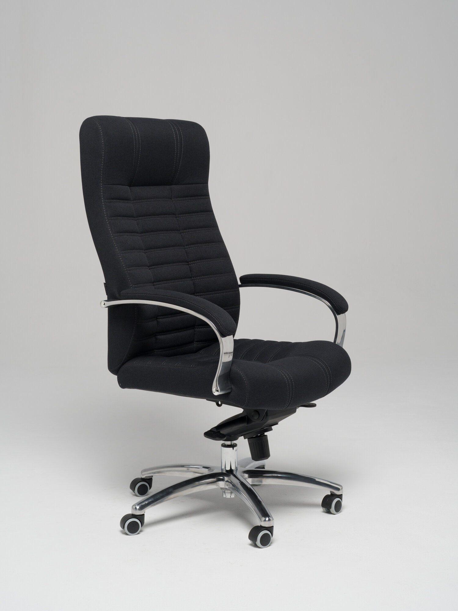 Кресло офисное Атлант 2 МЛ черное, ткань, хромированное с прорезиненными колесиками