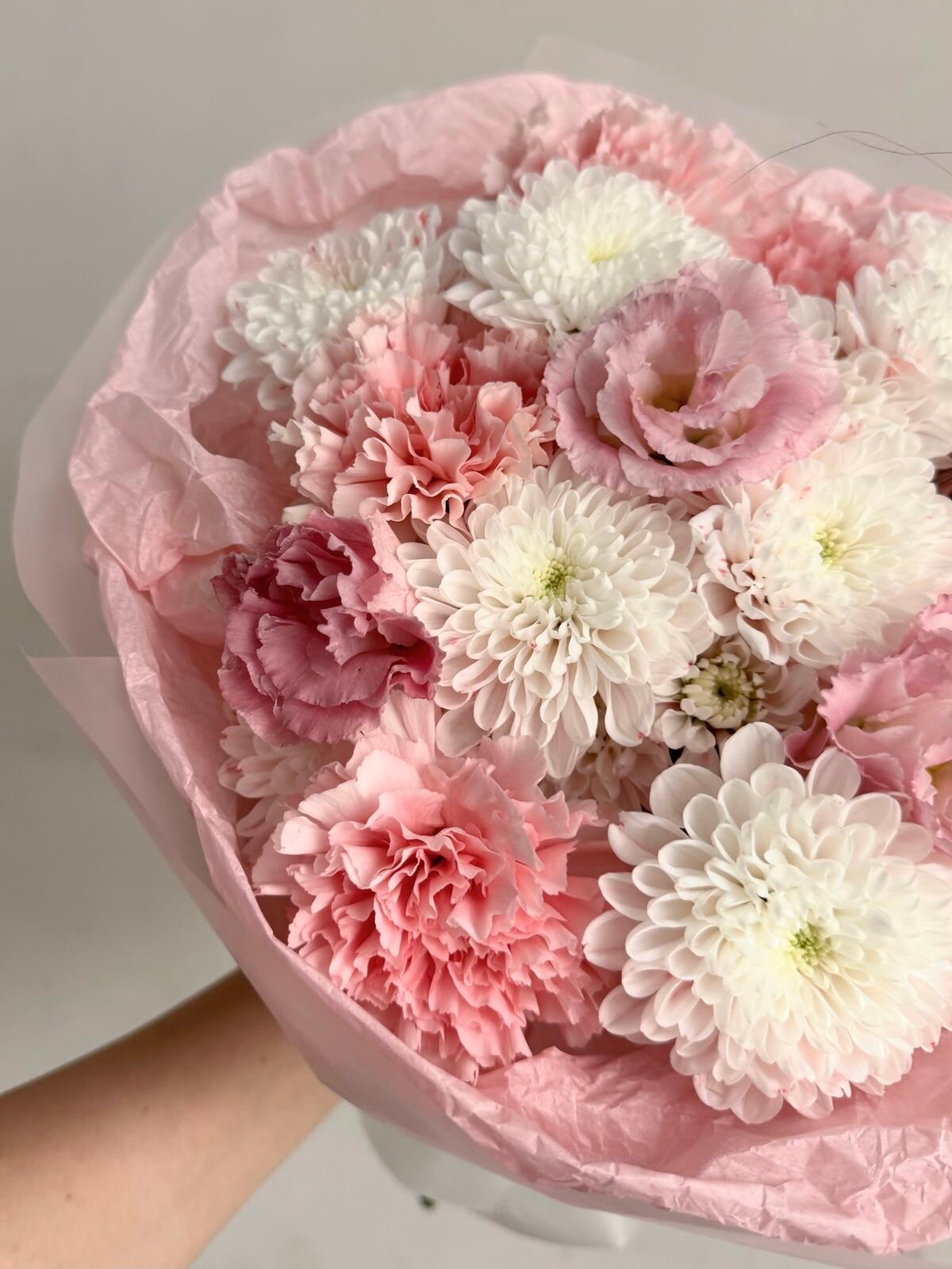 Принцесса « ШУМ цветов» нежнейший букет из хризантем и диантусов , подойдет даже для самых маленьких