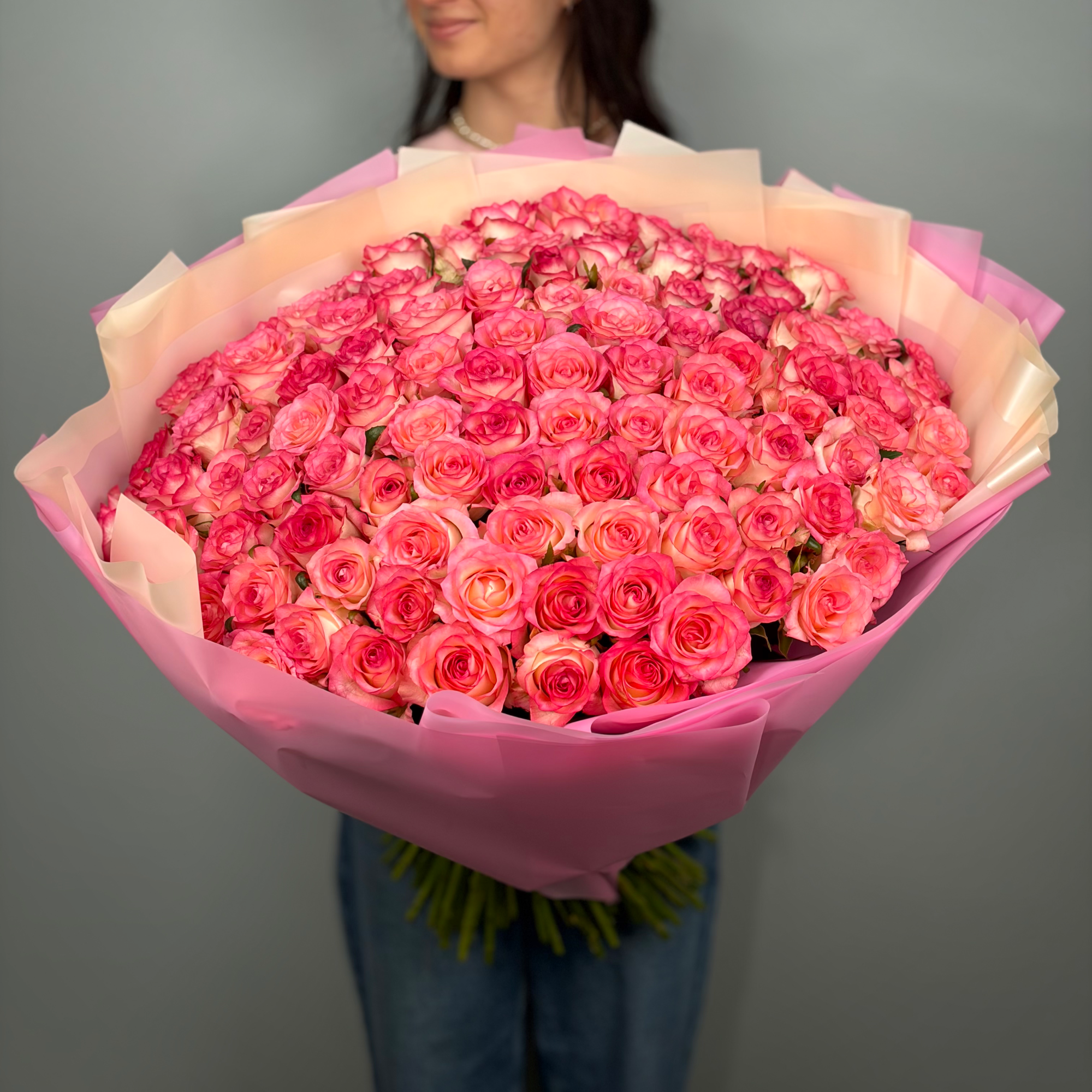 Букет из 101 розы Джумилия 50 см в стильной упаковке. «365 Поводов» - живые цветы с доставкой