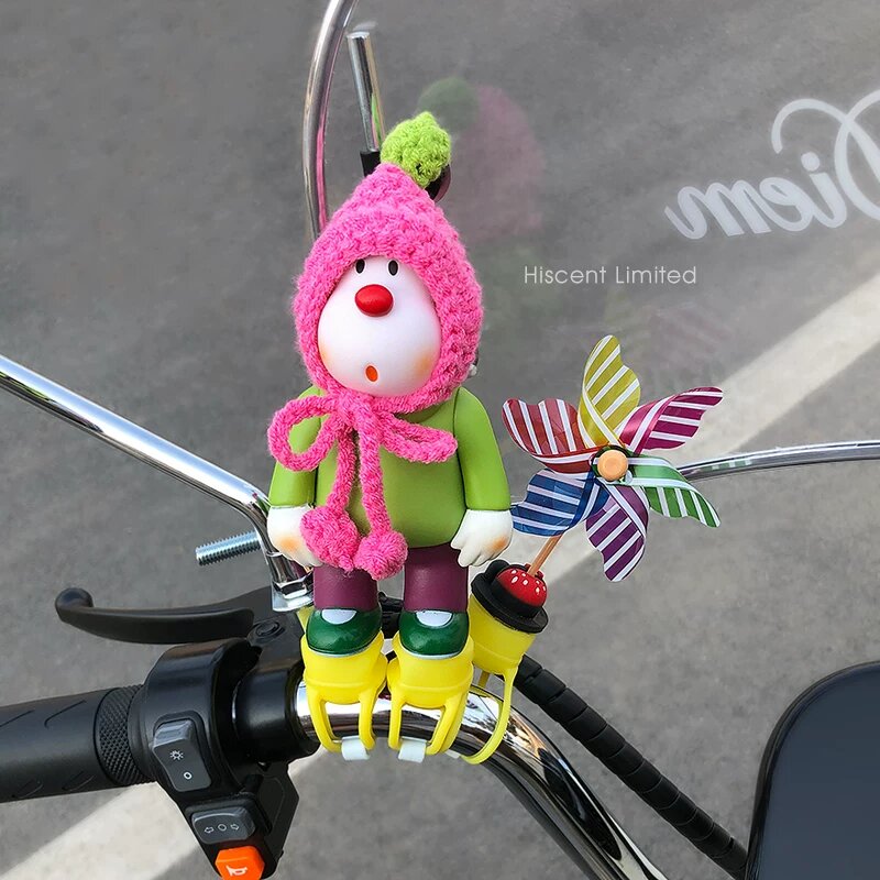 Декоративная фигурка тигра с ветряной мельницей и розовой шапкой