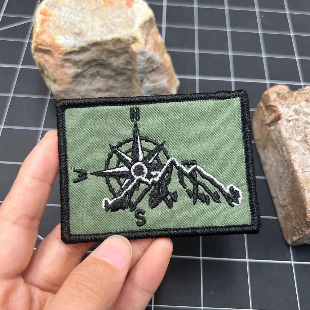 Нашивка FLAG37-71B компас и горы, velcro