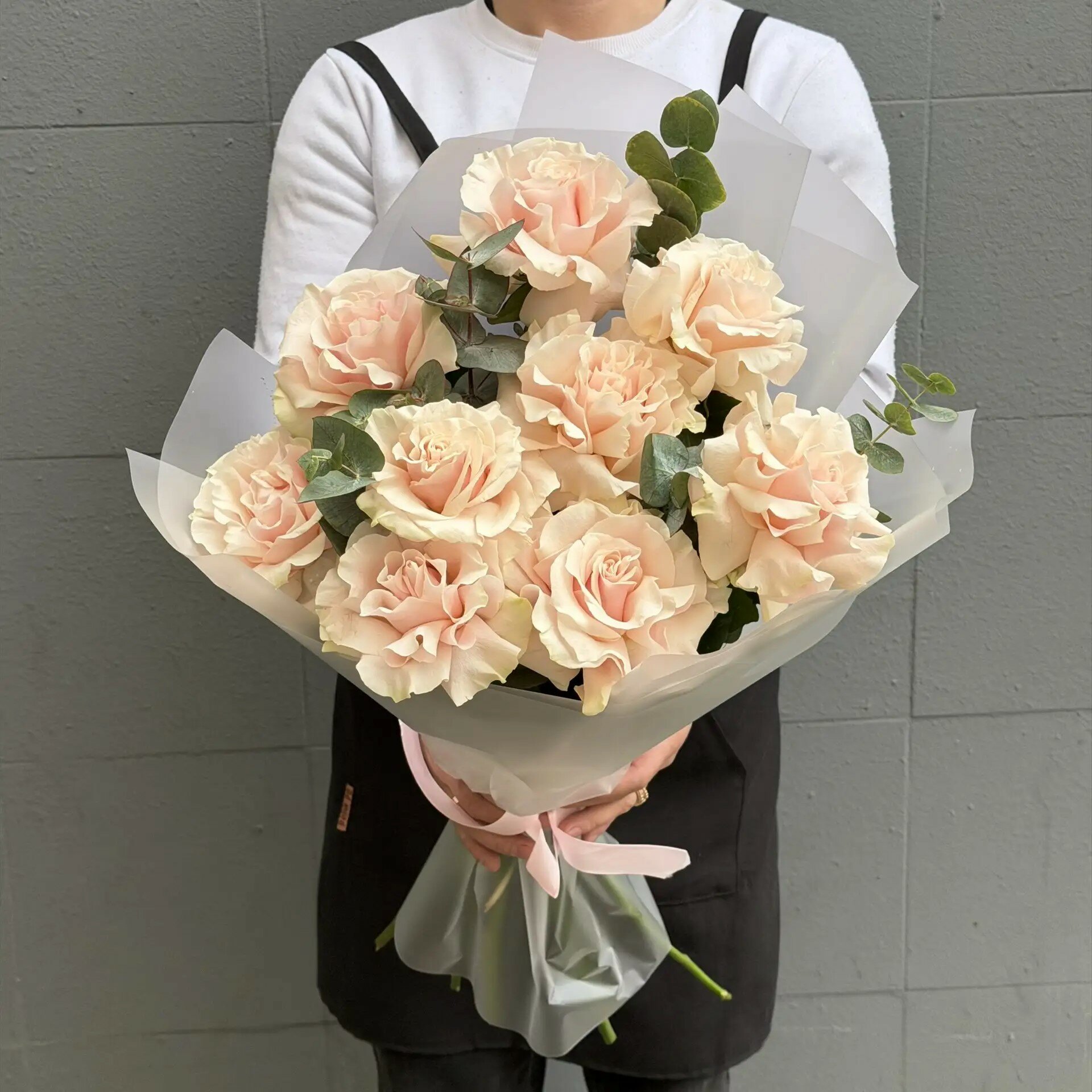 Монобукет Rybe-flowers, из французских роз и эвкалипта, 9шт, розовый