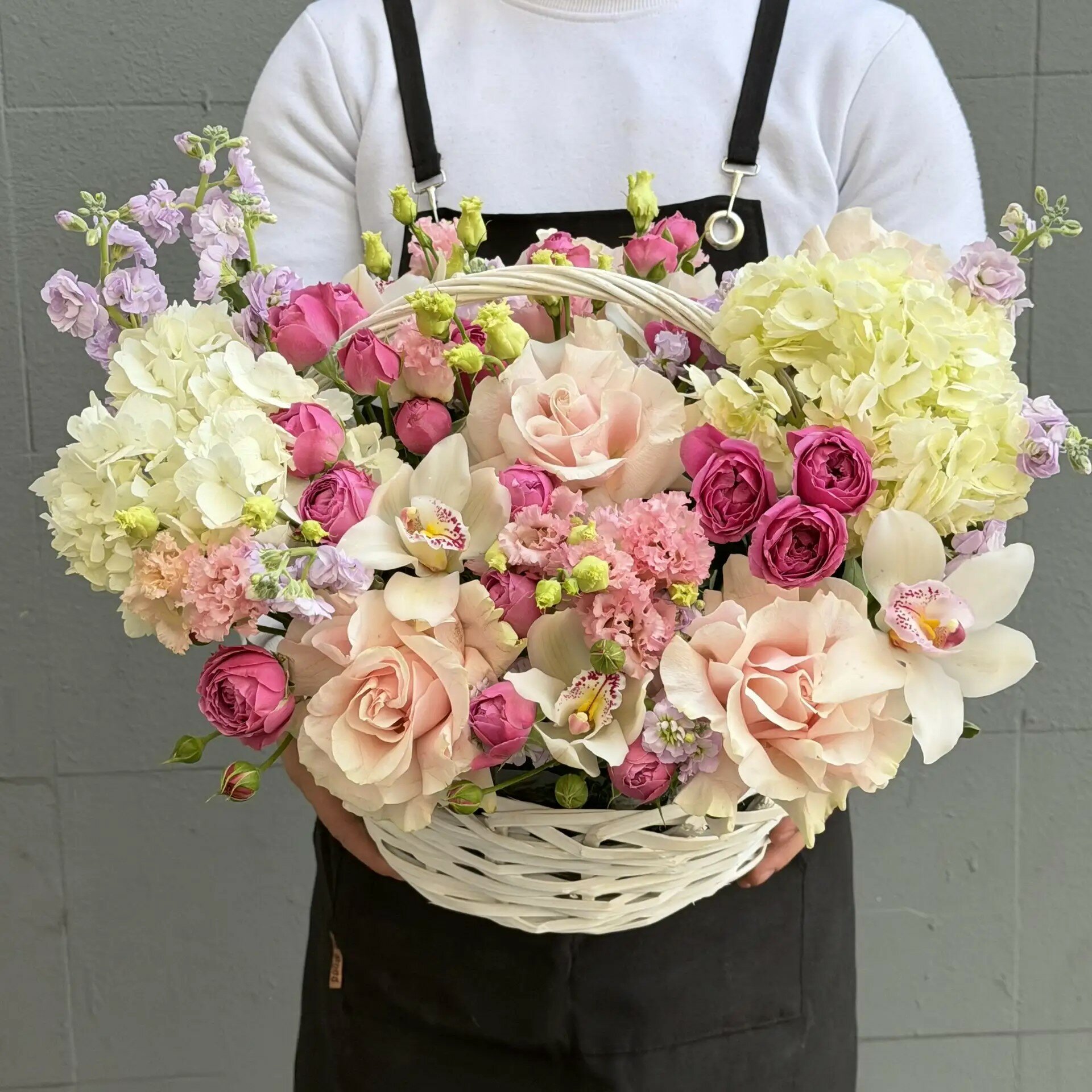 Букет Rybe-Flowers "Корзина из пионовых роз и орхидей", розы, орхидеи, белый, розовый, фиолетовый