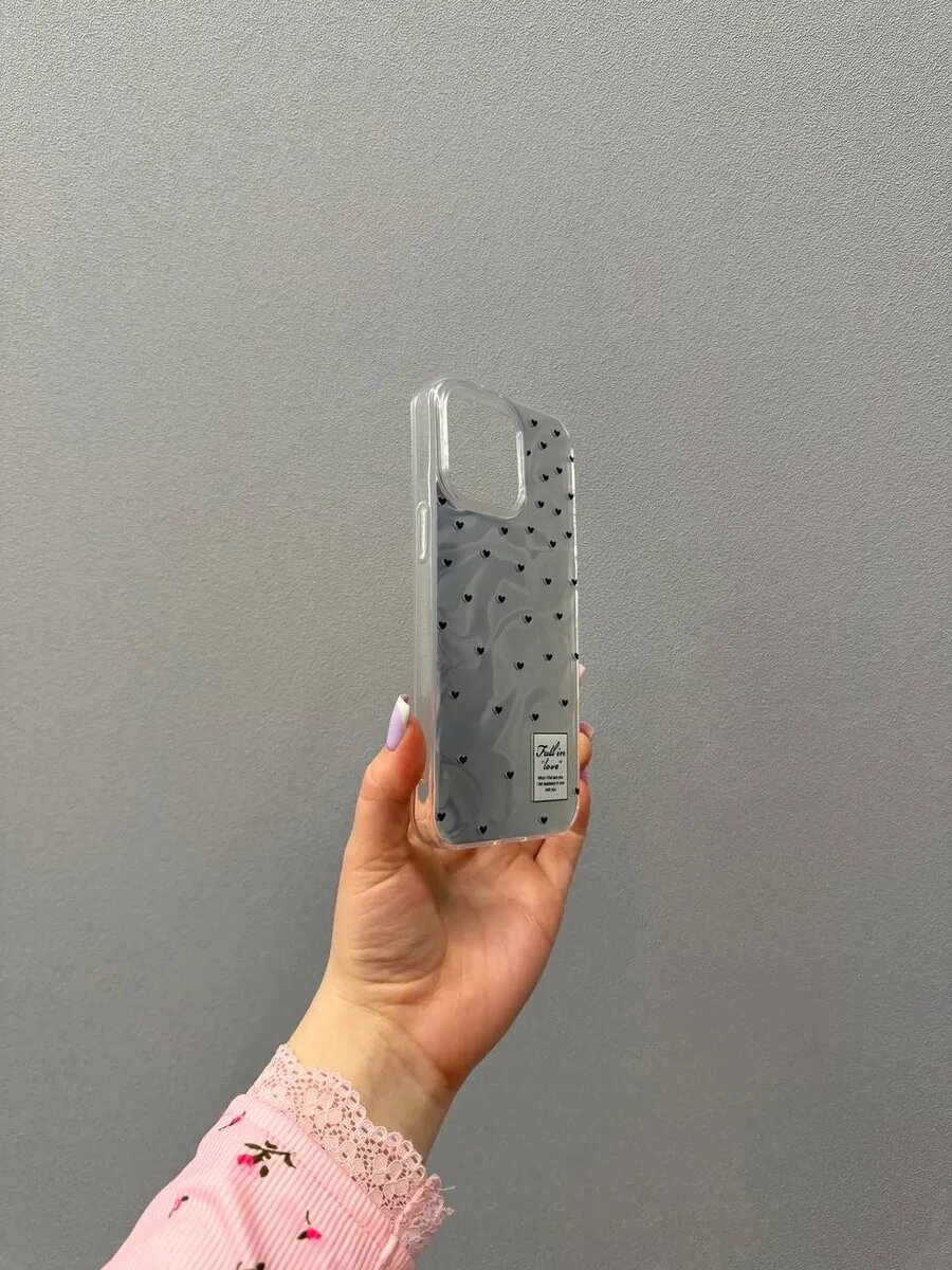Чехол на Iphone 15 Pro Max, цвет серебряный, принт "Сердечки" . — фото 1