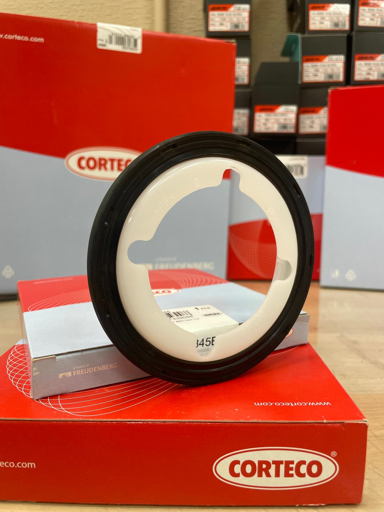 CORTECO Сальник коленчатого вала задний (со стороны КПП) PTFE/ACM 901107 (левое кручение, с монтажной оболочкой) для Citron C4/C5/C8, Peugeot, Ford, Fiat, Opel арт. 19035345B