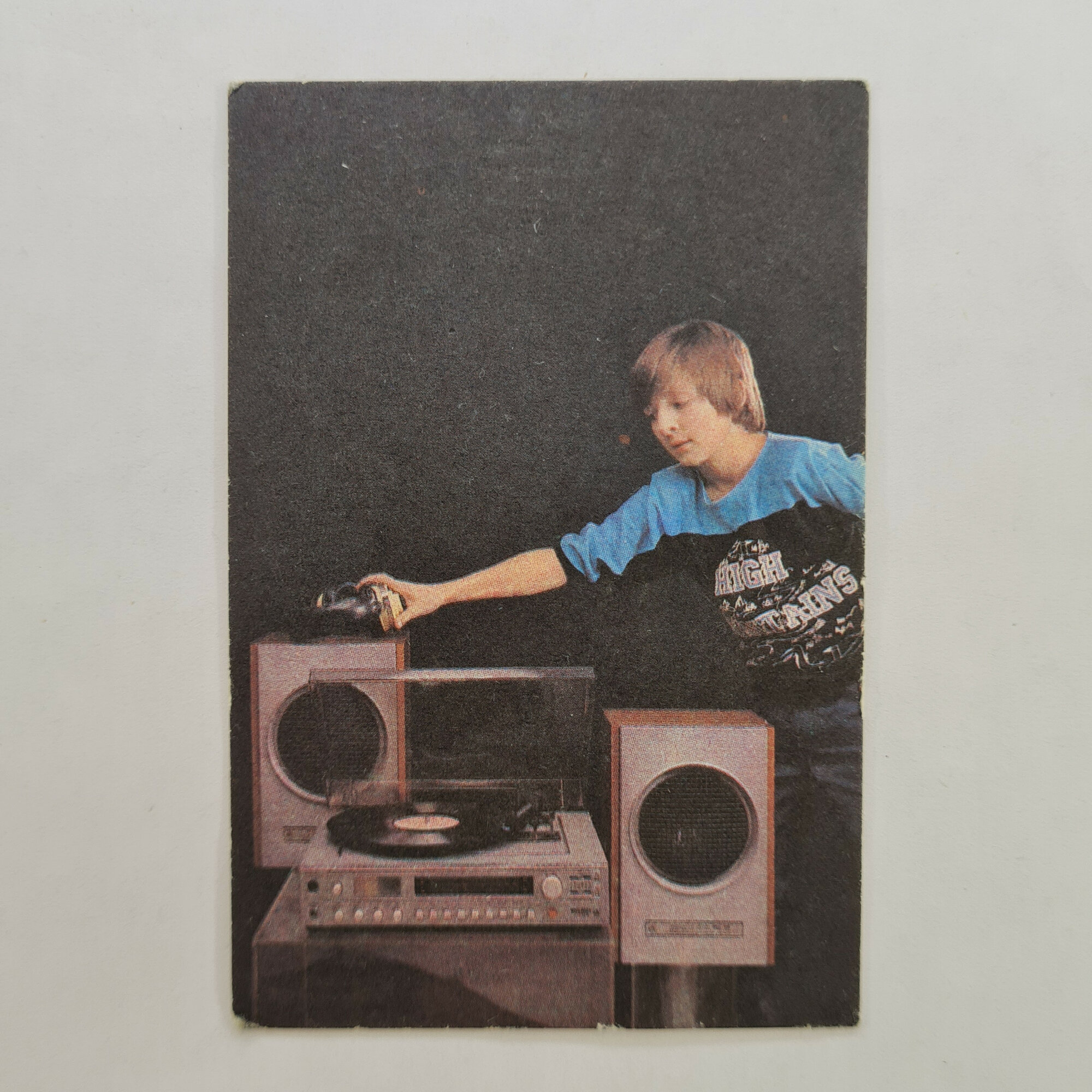 Карманный календарик 1992. Мальчик у музыкального центра, бытовая техника. Календарь винтажный