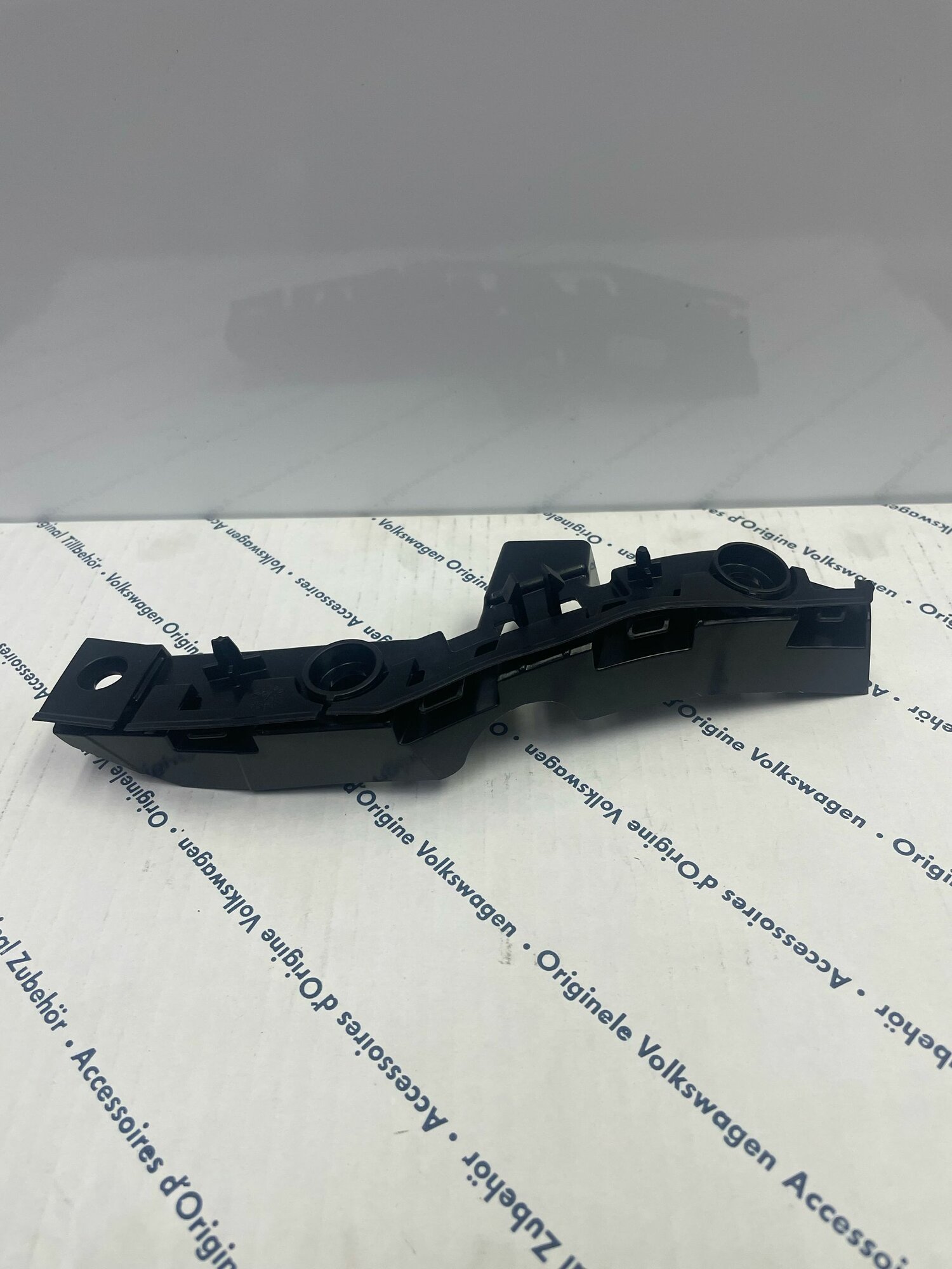 2GL807050 VAG Кронштейн переднего бампера правый для VW TAOS (2020>)