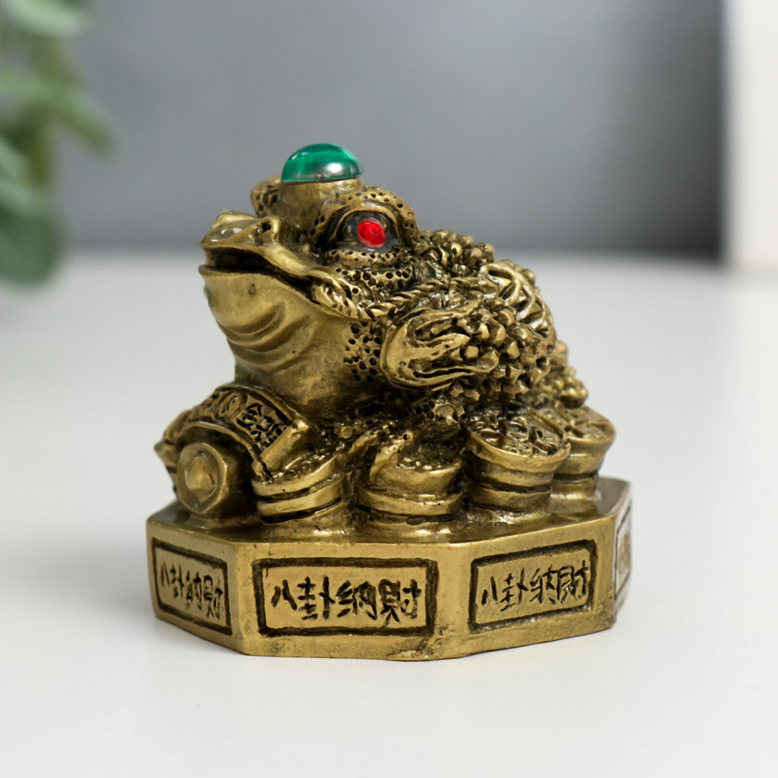 Нэцкэ фигурка "Жаба на Ба-гуа", полистоун, под бронзу, 5.8x5.8x6.6 см