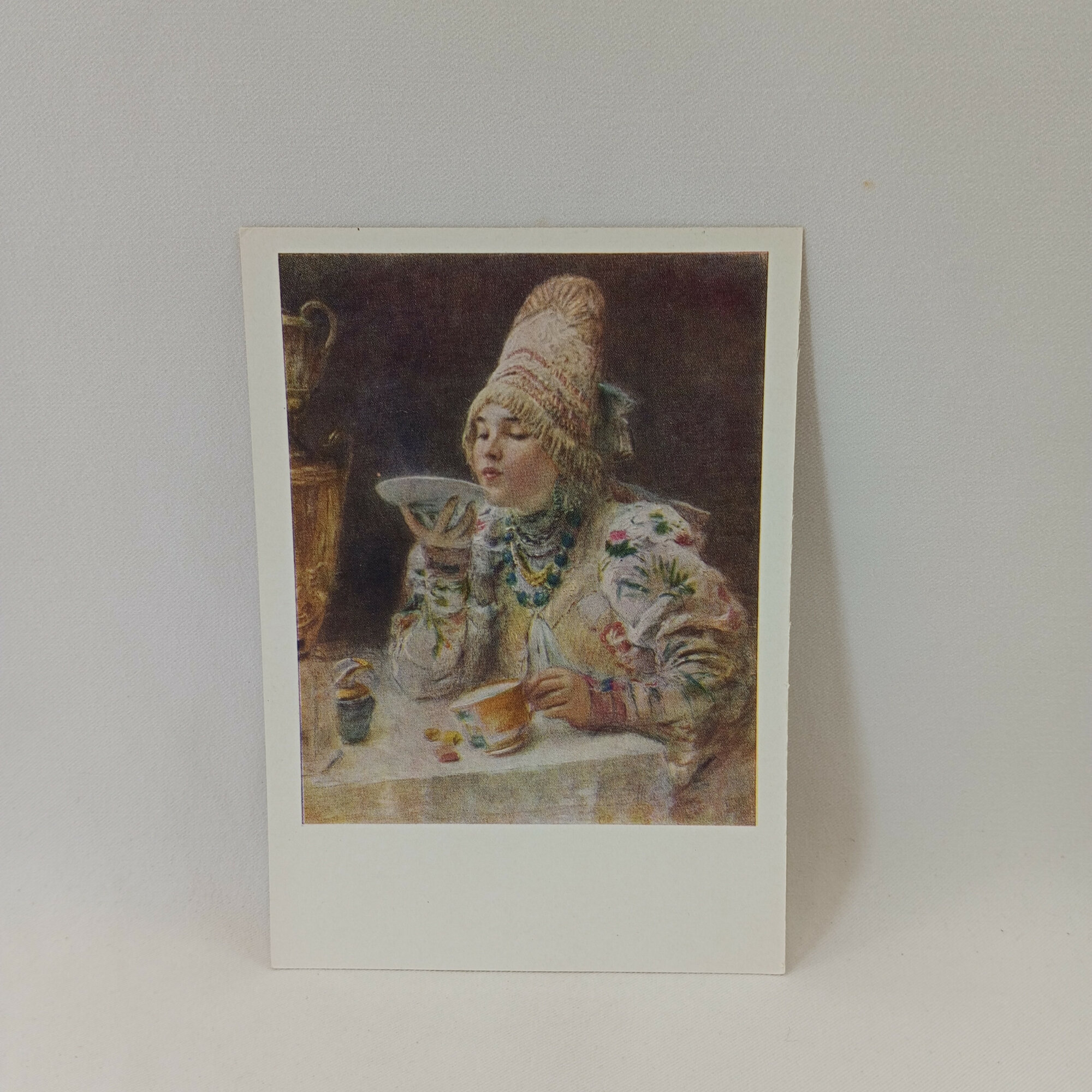 Открытка советская СССР. Маковский, девушка за чаем в русском костюме, жанровая живопись, винтаж