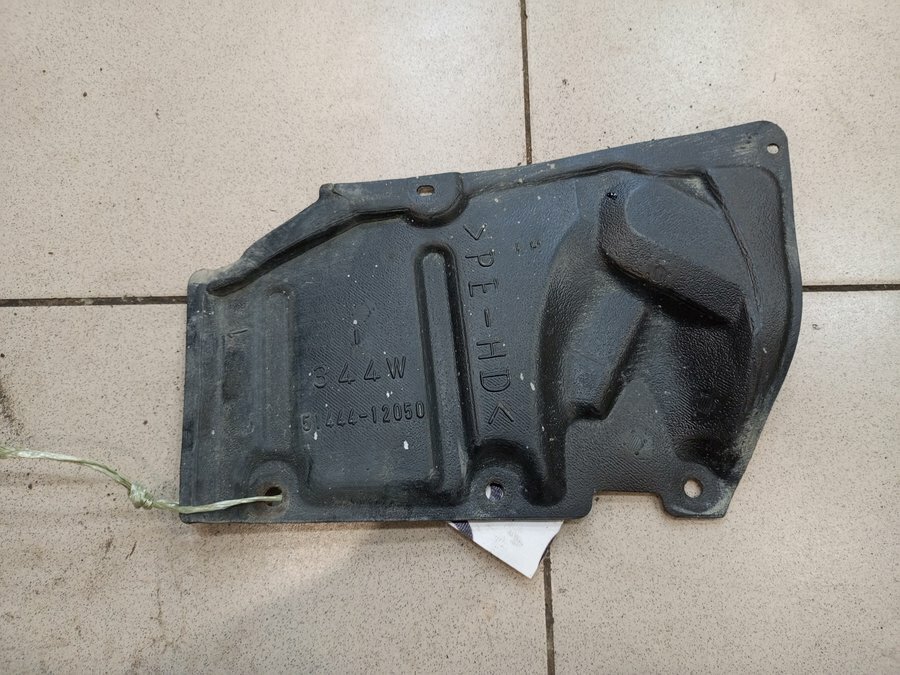 Пыльник двигателя боковой левый от Toyota Corolla E150 2006-2013